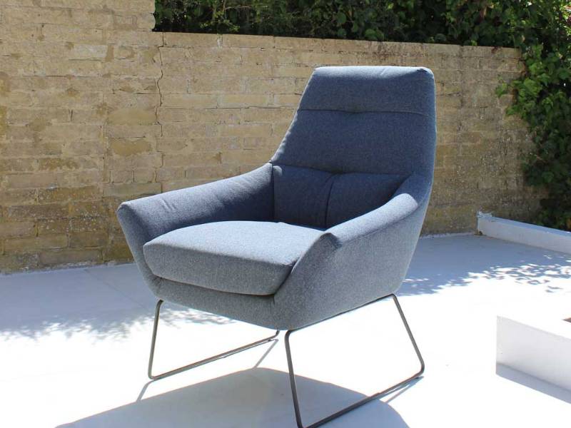 Sira Contemporary Armchair with Elegant Legs | cadira
