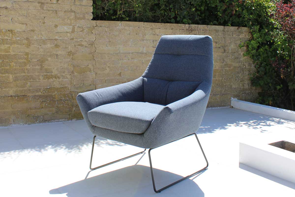 Sira Contemporary Armchair with Elegant Legs | cadira
