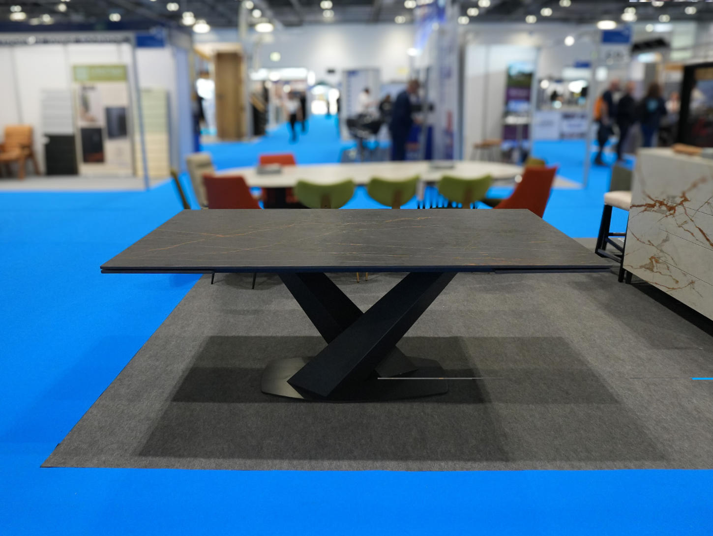 Ex-Display Victoria Extendable Dining Table - Black | cadira